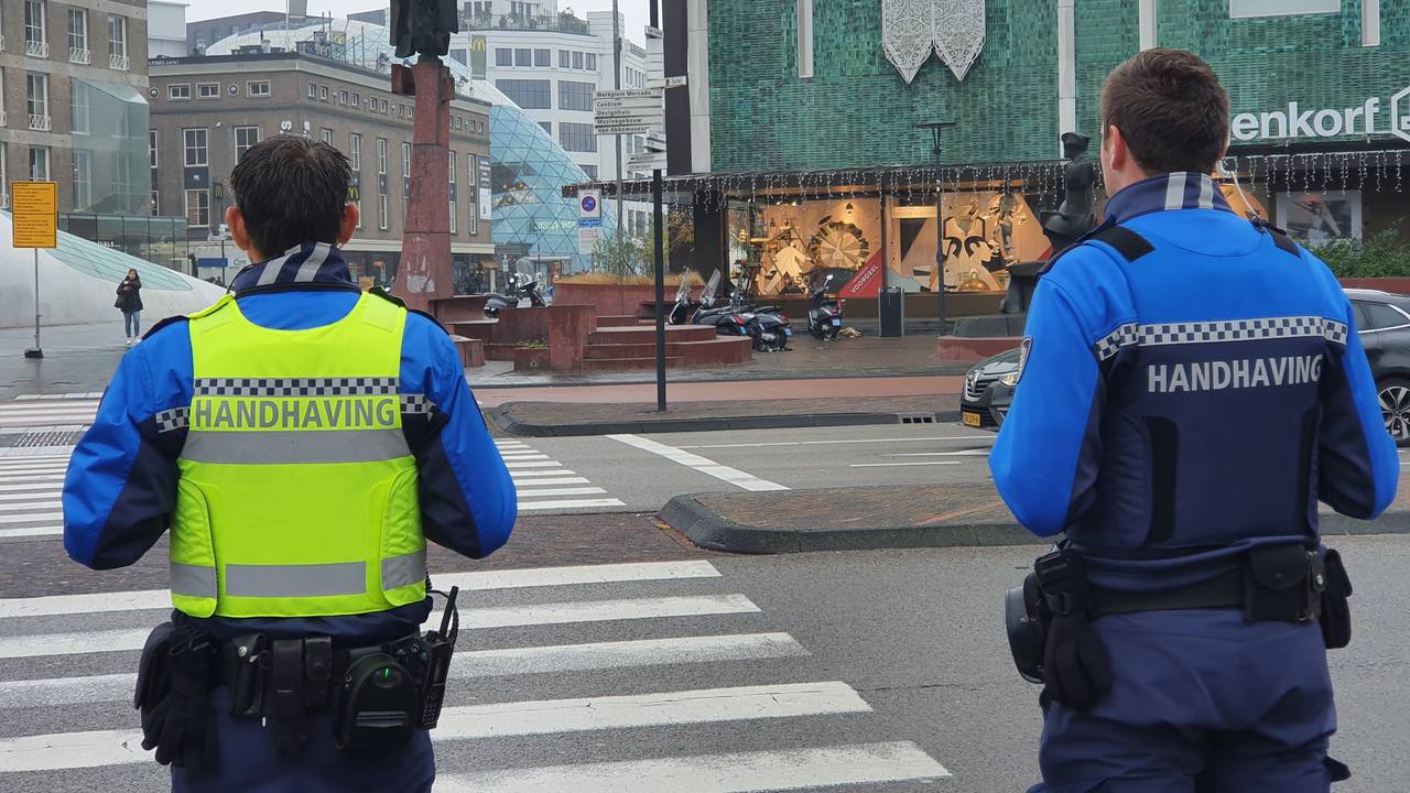 Zo ziet de werkdag van een boa eruit tijdens de coronacrisis - Omroep ... Zo ziet de werkdag van een boa eruit tijdens de coronacrisis - Omroep ...