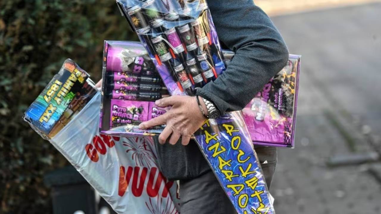 Tientallen kilo's zwaar vuurwerk gevonden, onder meer cobra's en mortieren - Omroep Brabant