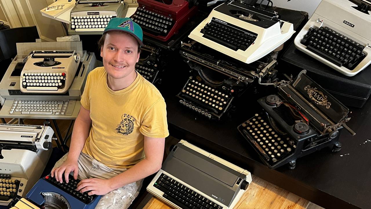 Simon (26) deelt zijn liefde voor typemachines en krijgt er 65 aangeboden - Omroep Brabant
