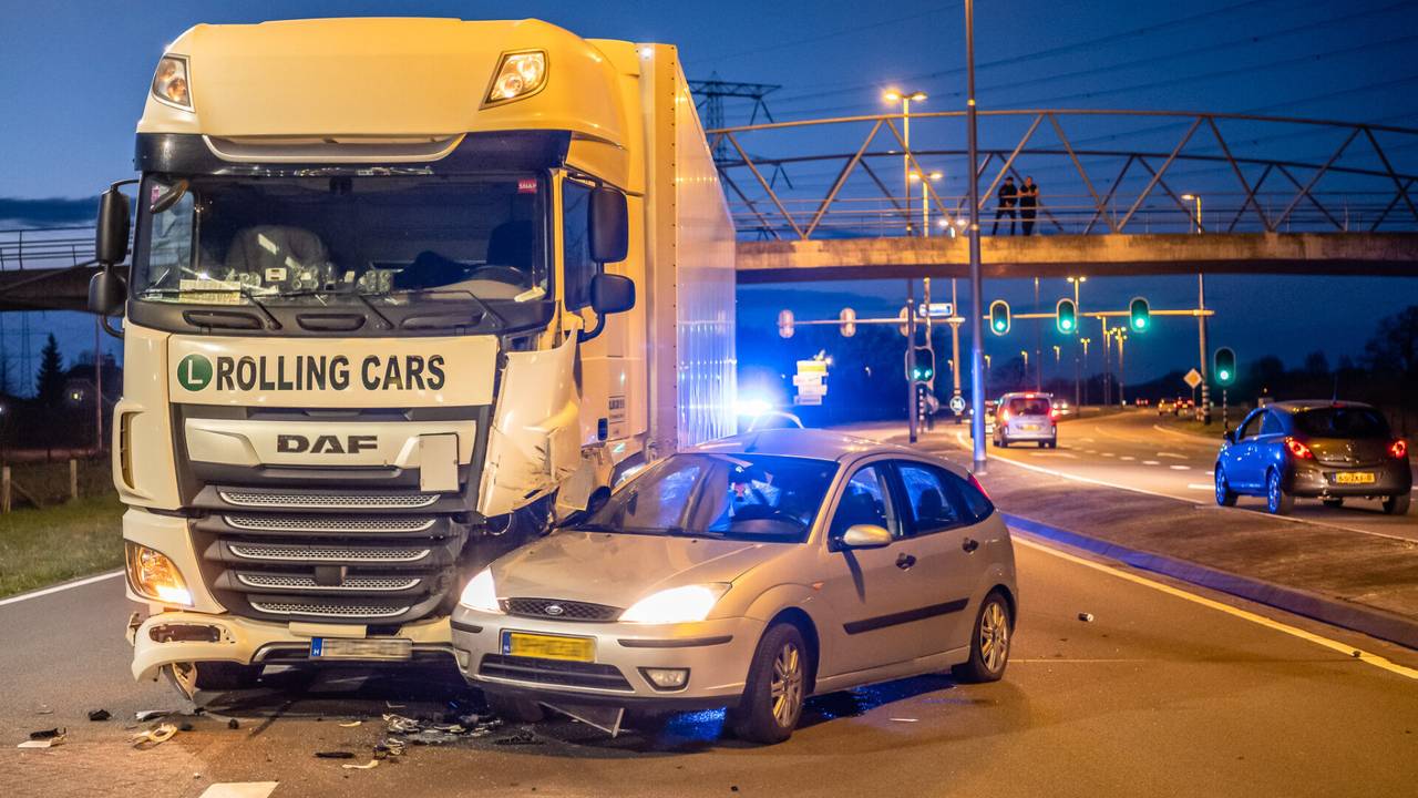 Auto belandt op verkeerde weghelft en botst tegen vrachtwagen - Omroep Brabant