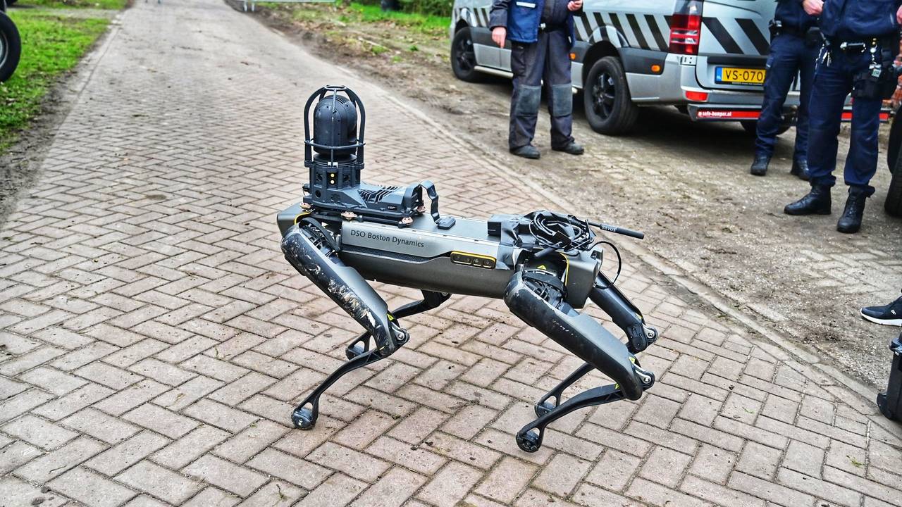 Uniek beeld: politie gebruikt speciale robothond na explosie in ...