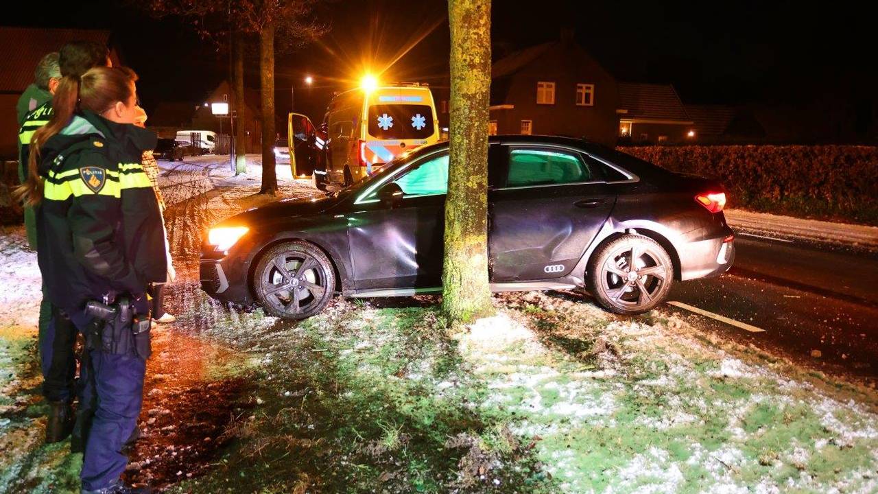 112-nieuws: auto botst tegen boom • bestelbus belandt in greppel ...
