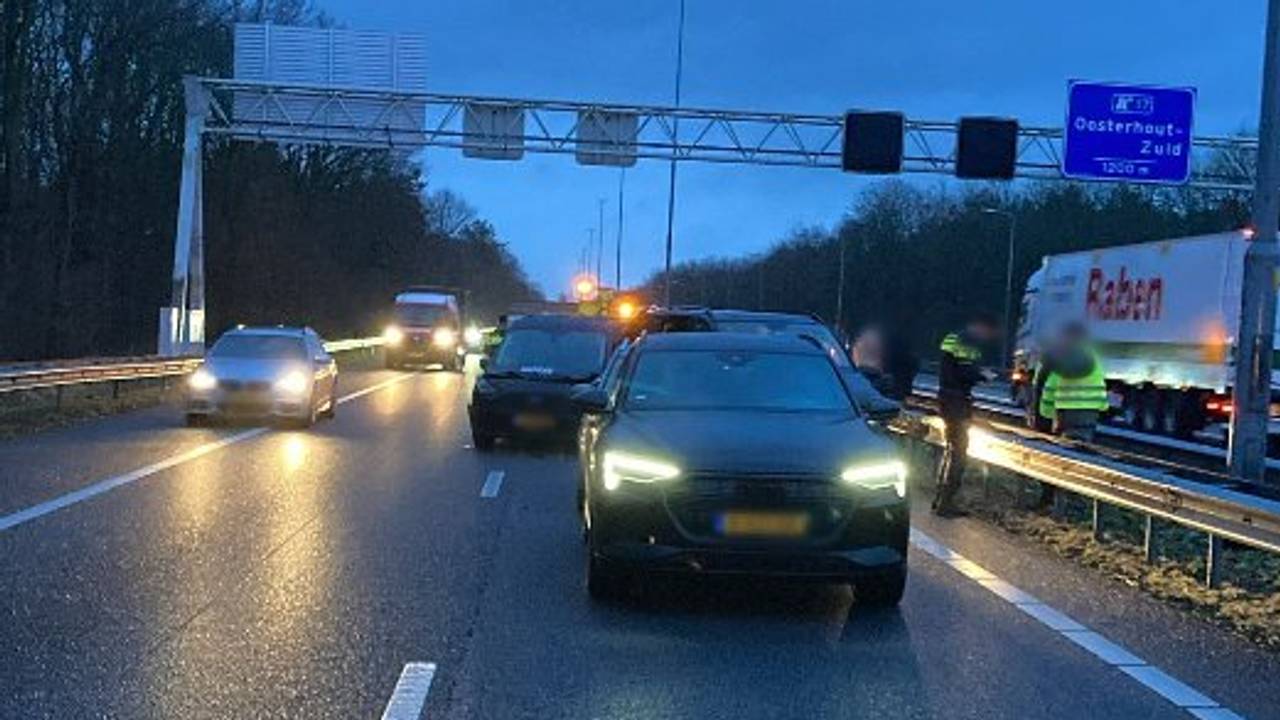 Ongeluk met meerdere auto's op A27 bij Breda, uur vertraging - Omroep Brabant