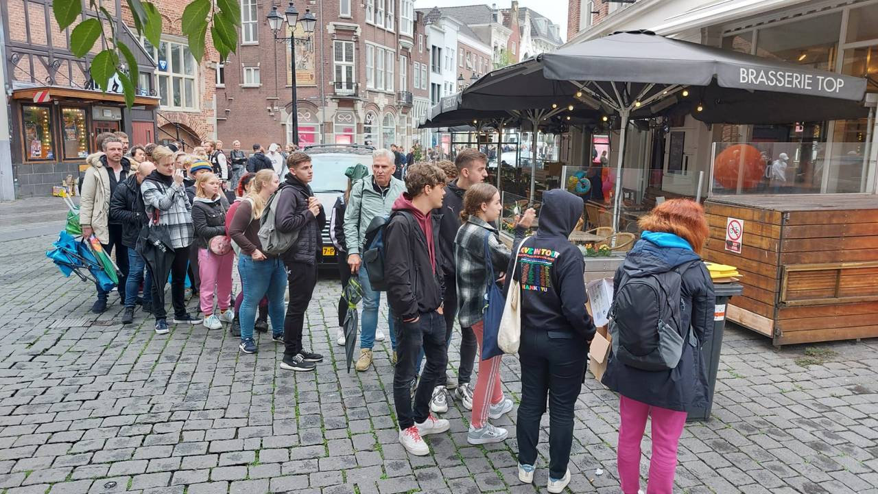 René staat 24 uur in de rij voor gratis donuts, ook al is hij geen fan ...