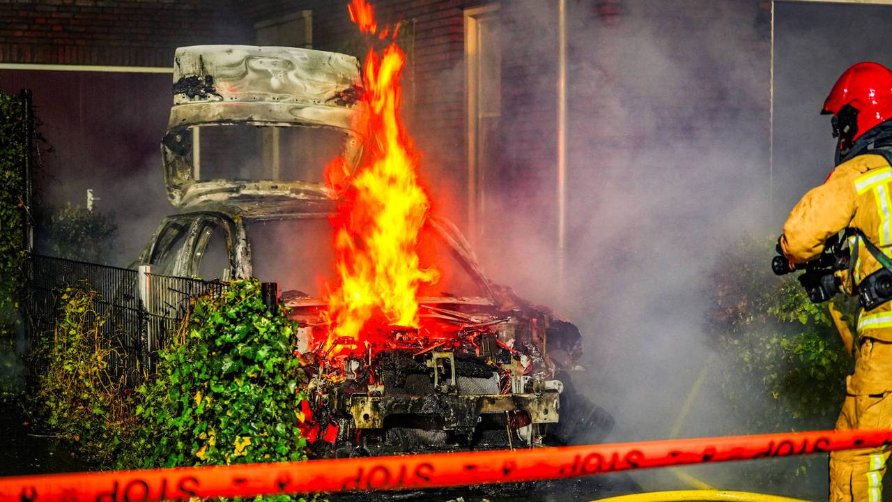 Giftige rook vrijgekomen bij autobrand, huizen midden in de nacht ...