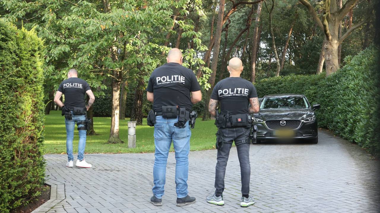 Inval in huis Jumbo-topman Frits van Eerd door FIOD en politie Inval in huis Jumbo-topman Frits van Eerd door FIOD en politie