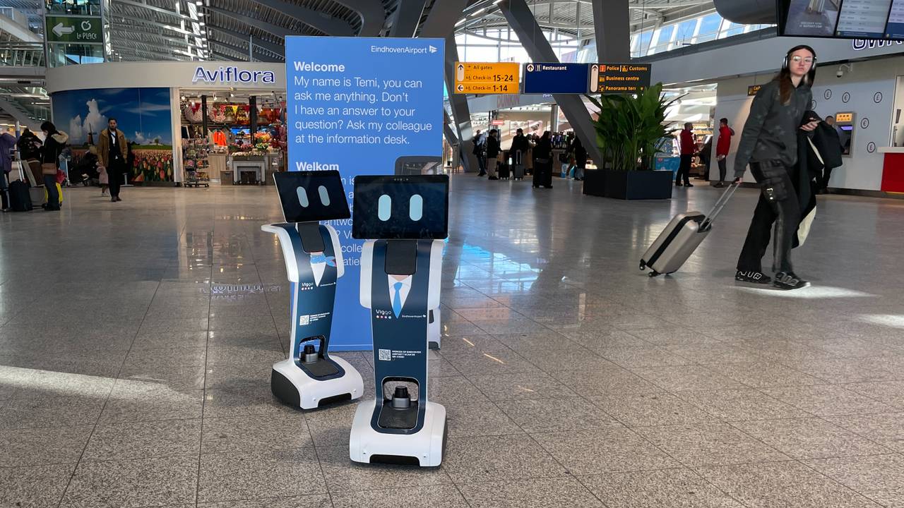 Deze robots op Eindhoven Airport brengen je zelfs naar de wc - Omroep ...