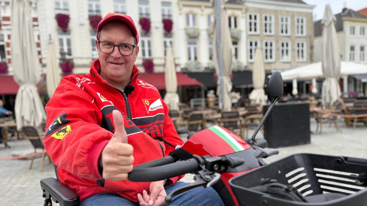 Scootmobiel-Ferrari van Denny was total loss, maar nu heeft hij een ...