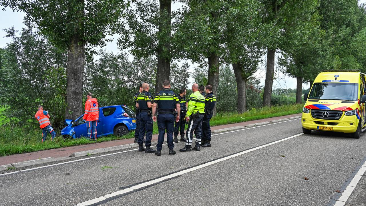 Auto botst tegen boom: twee inzittenden naar een ziekenhuis gebracht - Omroep Brabant