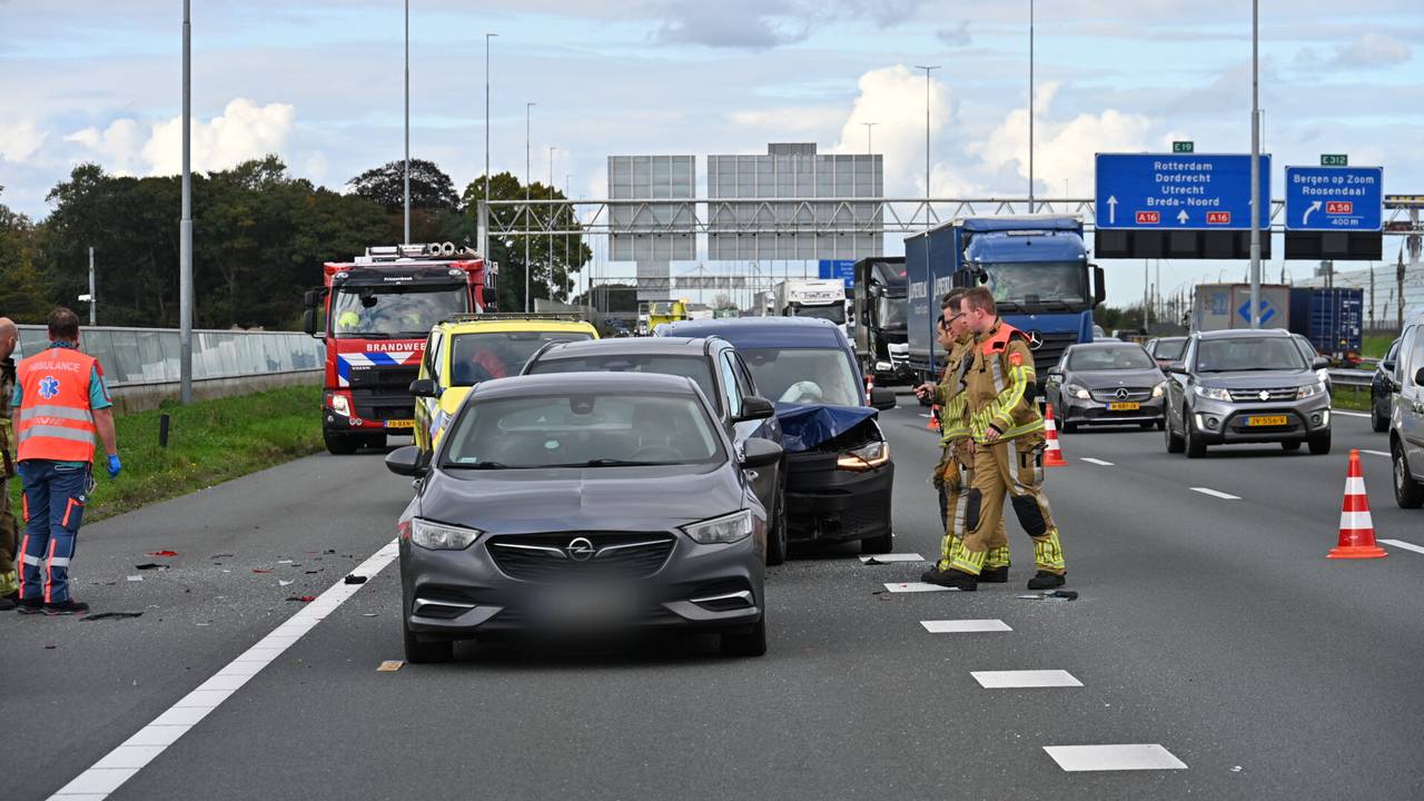 Vijf auto's botsen op elkaar op A16, snelweg deels afgesloten - Omroep Brabant