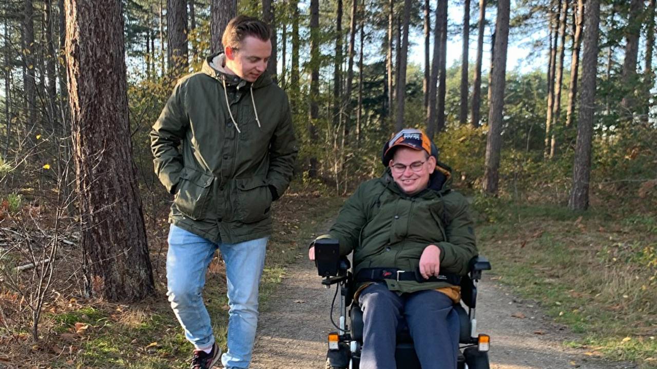 Camiel wint prijs door bijzondere band met zijn gehandicapte broer ...