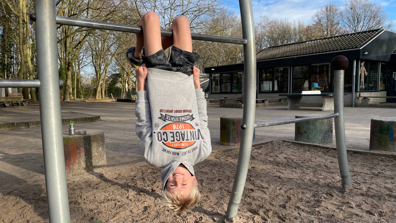 Het is drie graden maar toch draagt Bram zonder mopperen een korte ...