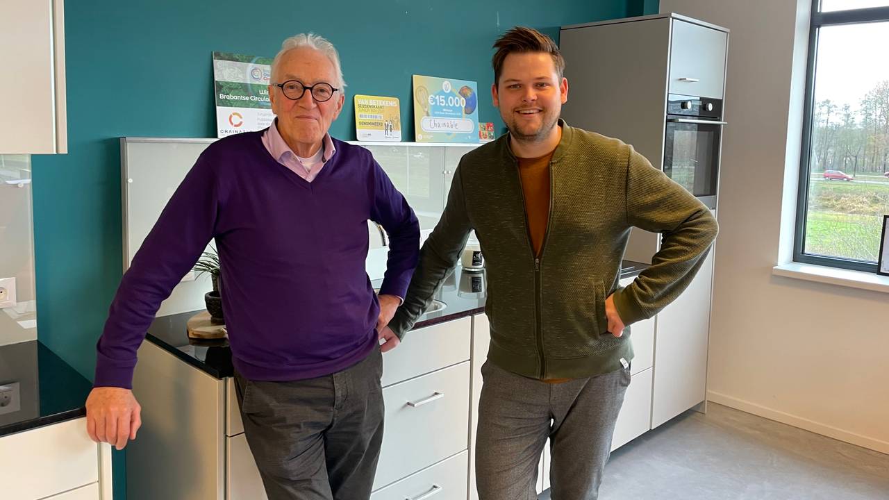 Cees (74) bouwt keukens met jongens die zijn kleinzoon konden zijn ...