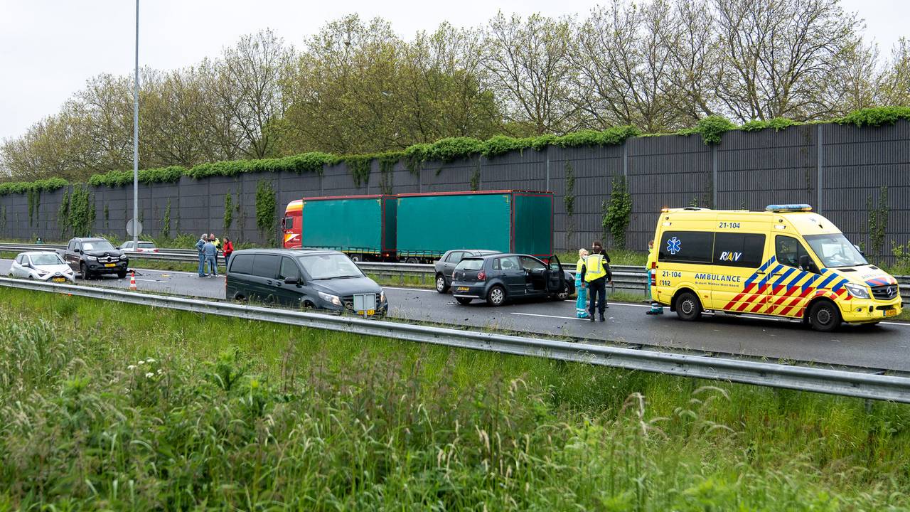 A59 richting Den Bosch weer open na ongeluk met meerdere auto's - Omroep Brabant