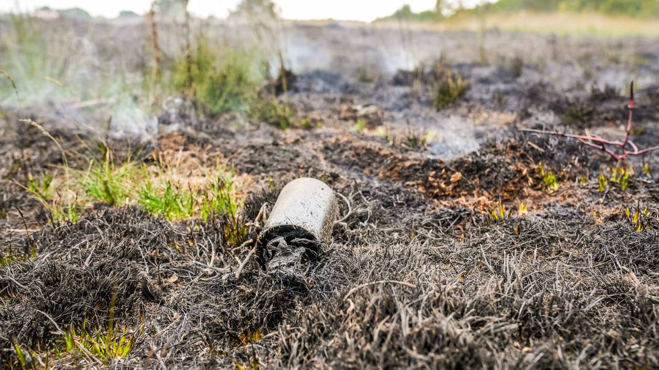 Weer brand door rookgranaat tijdens militaire oefening op heide ...