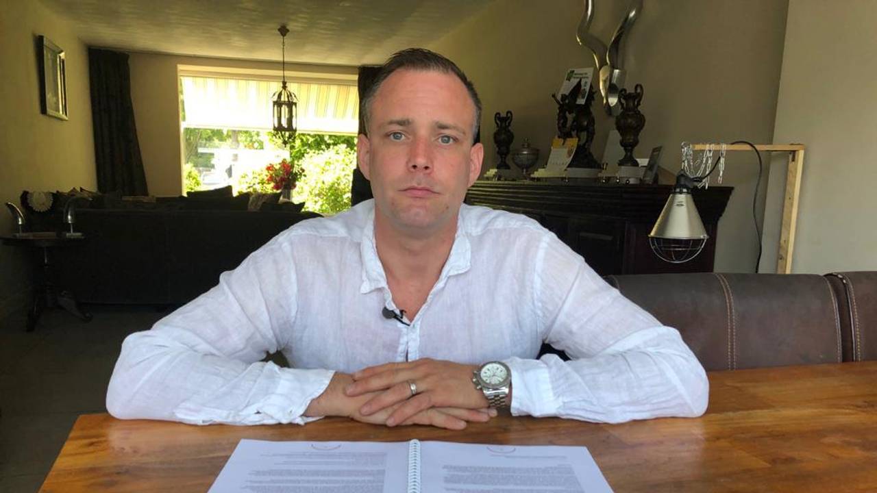 Zoon Arie den Dekker bekogelt gemeentehuis met eieren: 'Woest over ...