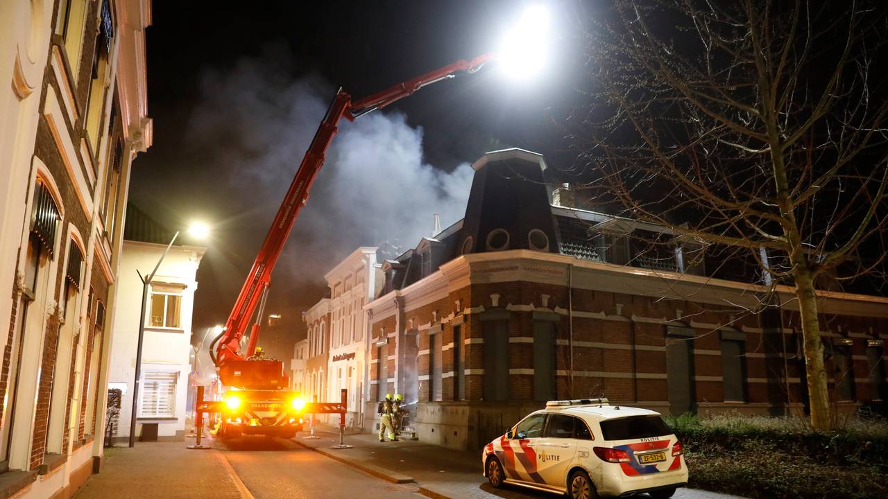 Uitslaande brand in oud hoekpand, brandweer zet hoogwerker in - Omroep ...