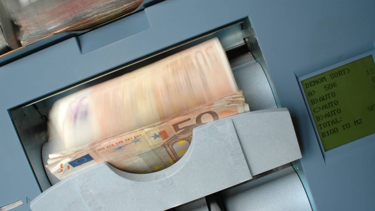 Het regent tonnen in Brabant, eerste zak met geld naar Gemert - Omroep ...