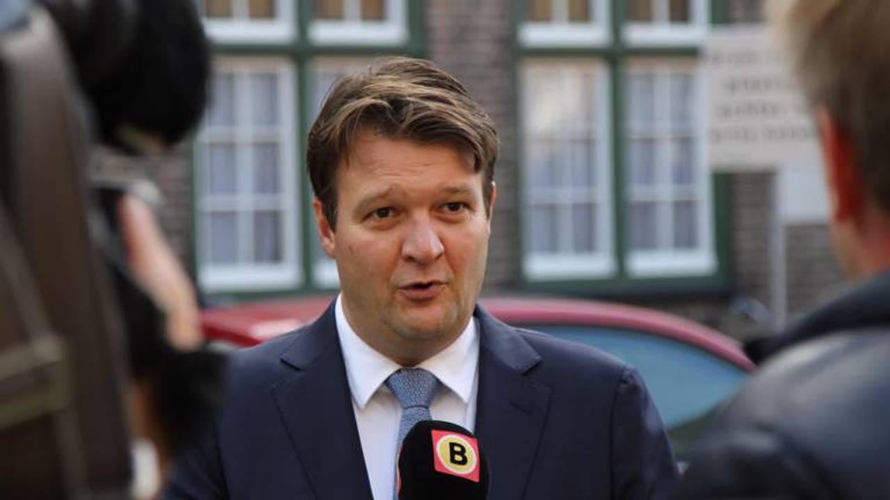 Han van Midden stopt als burgemeester en volgt zijn vriendin naar ...