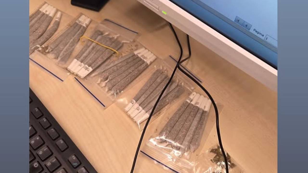 Man die door rood rijdt blijkt 28 joints bij zich te hebben - Omroep ...