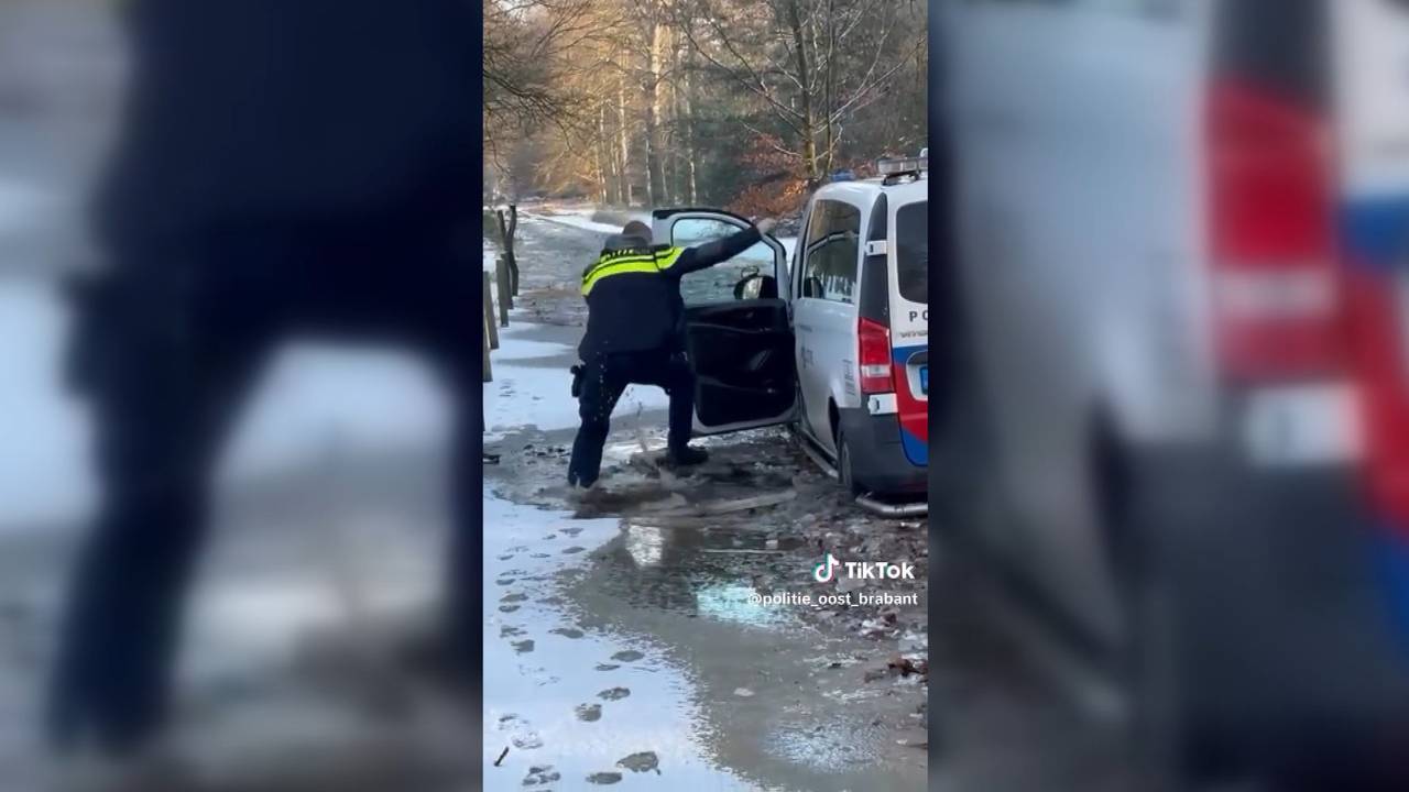 Agent gaat plotsklaps pootjebaden op weg naar door het ijs gezakte ...