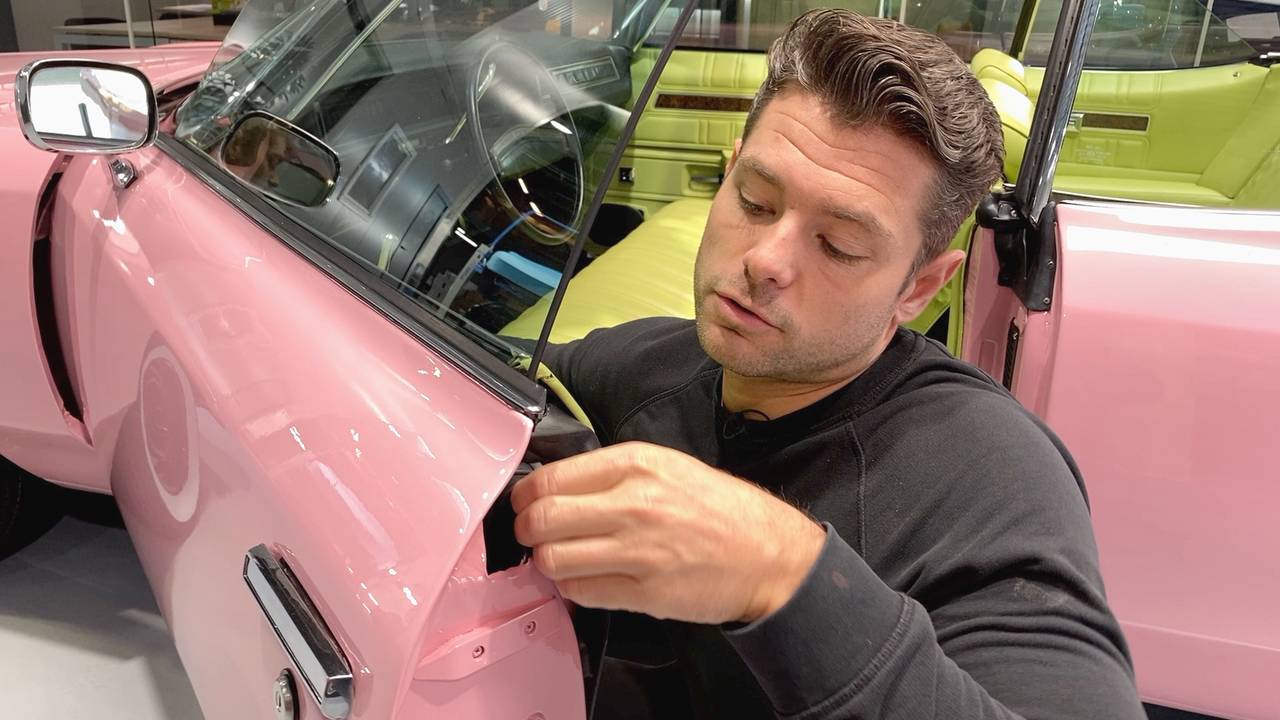 Rick bouwt de knalroze Chevrolet van Johnnie Flodder tot in detail na ...