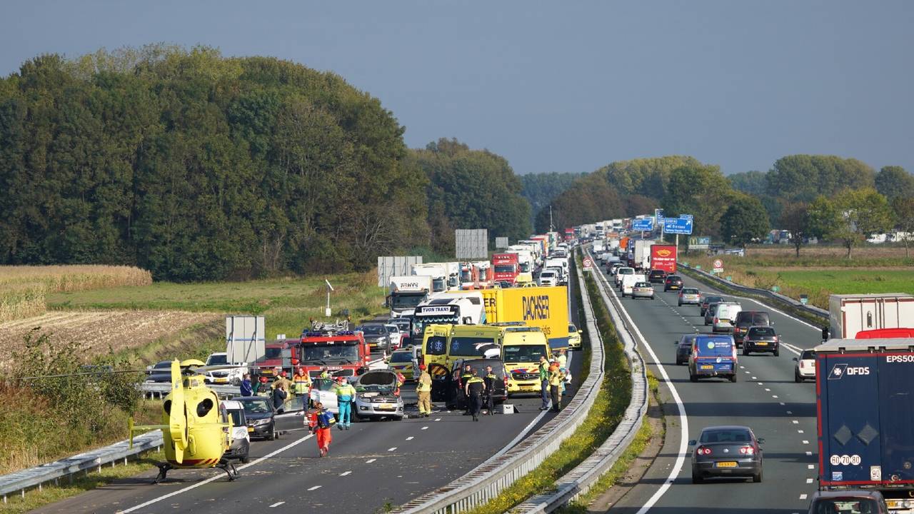 A59 weer vrij na ongeluk met drie auto’s bij Waspik - Omroep Brabant