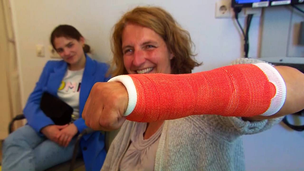 Gabry wuift als een koningin met haar oranje gipsarm - Omroep Brabant