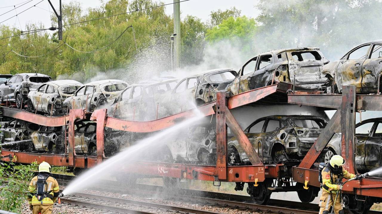 Tientallen auto's verwoest bij grote brand op goederentrein - Omroep ...