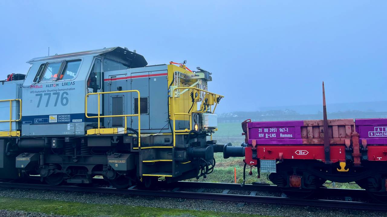 Zelfrijdende locomotief die wagons aan elkaar koppelt: het bestaat al ...