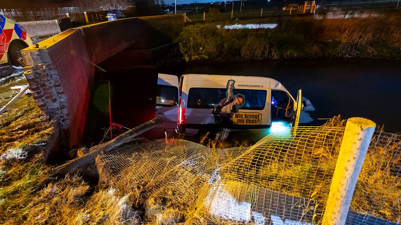 Taxibus ramt muur, straatnaambord en afrastering en belandt in het ...