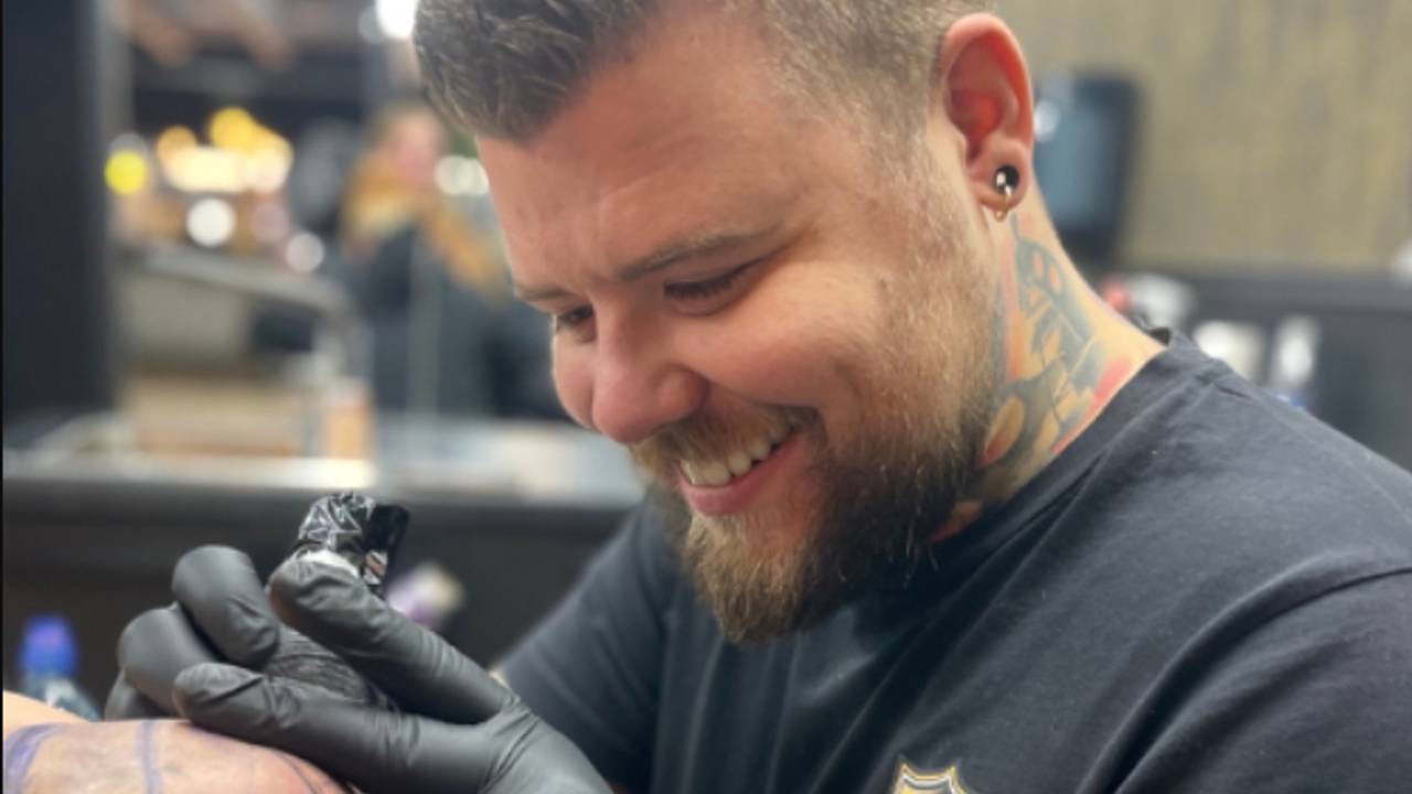 Tattoo Joey leerde tatoeëren op het been van zijn vader - Omroep ...