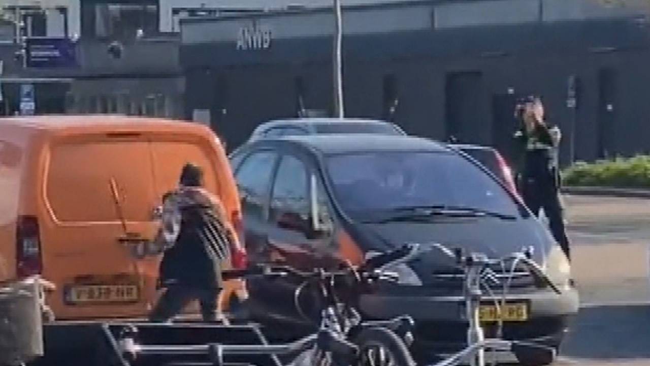 Beelden van verwarde man die wordt getaserd na bedreiging bij ...