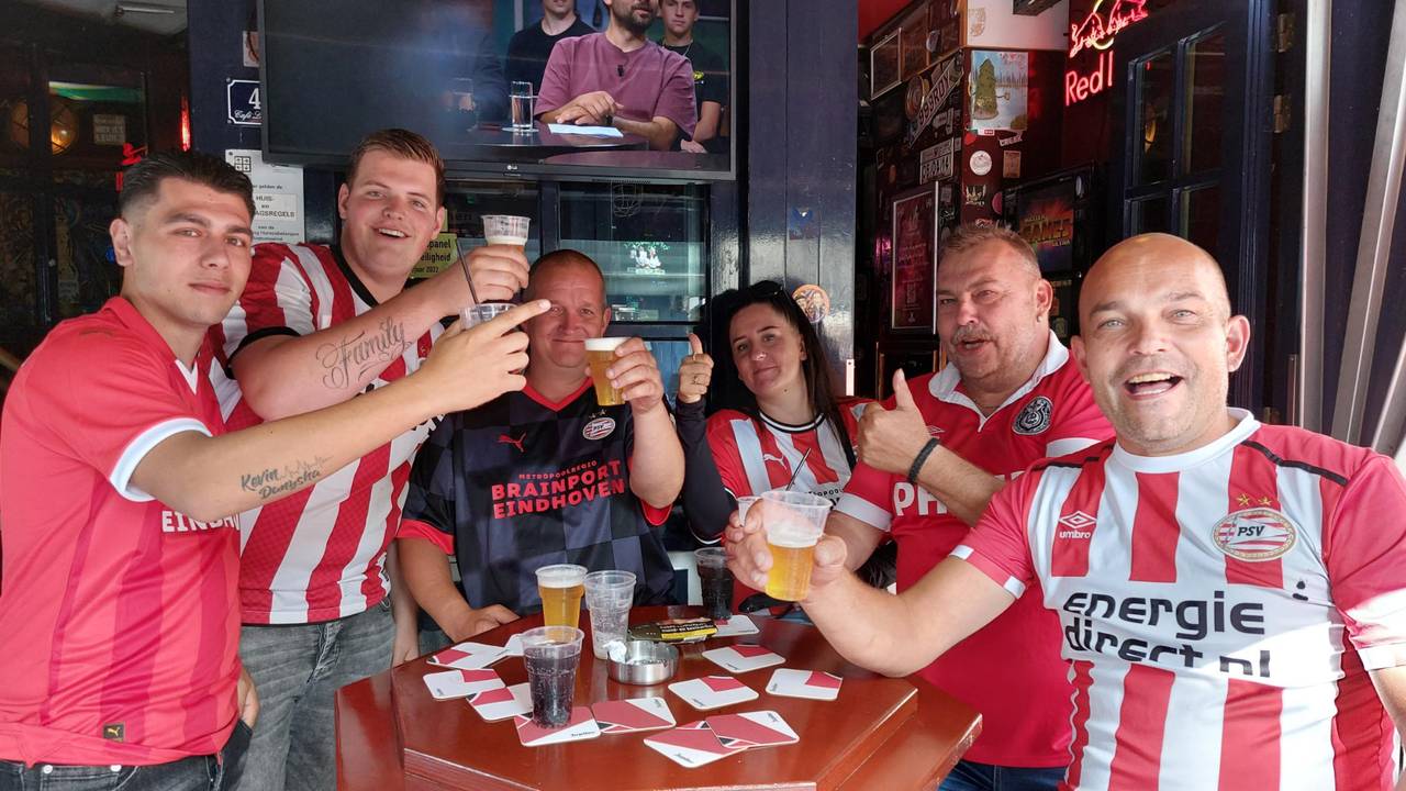 Spanning stijgt voor PSV-Rangers FC, maar de supporters vermaken zich ...