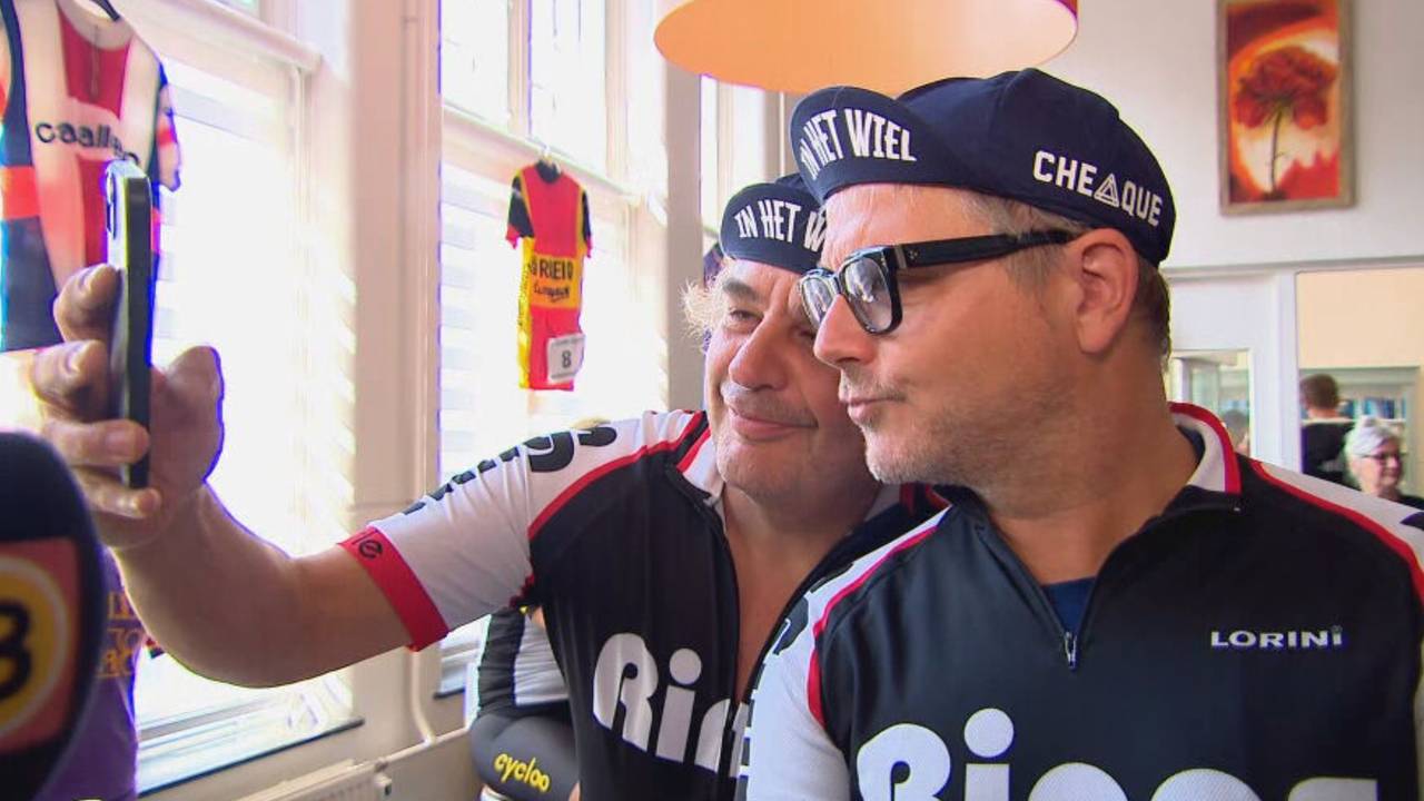 Frank Lammers en Guus Meeuwis met ongeschoren benen op de wielrenfiets ...