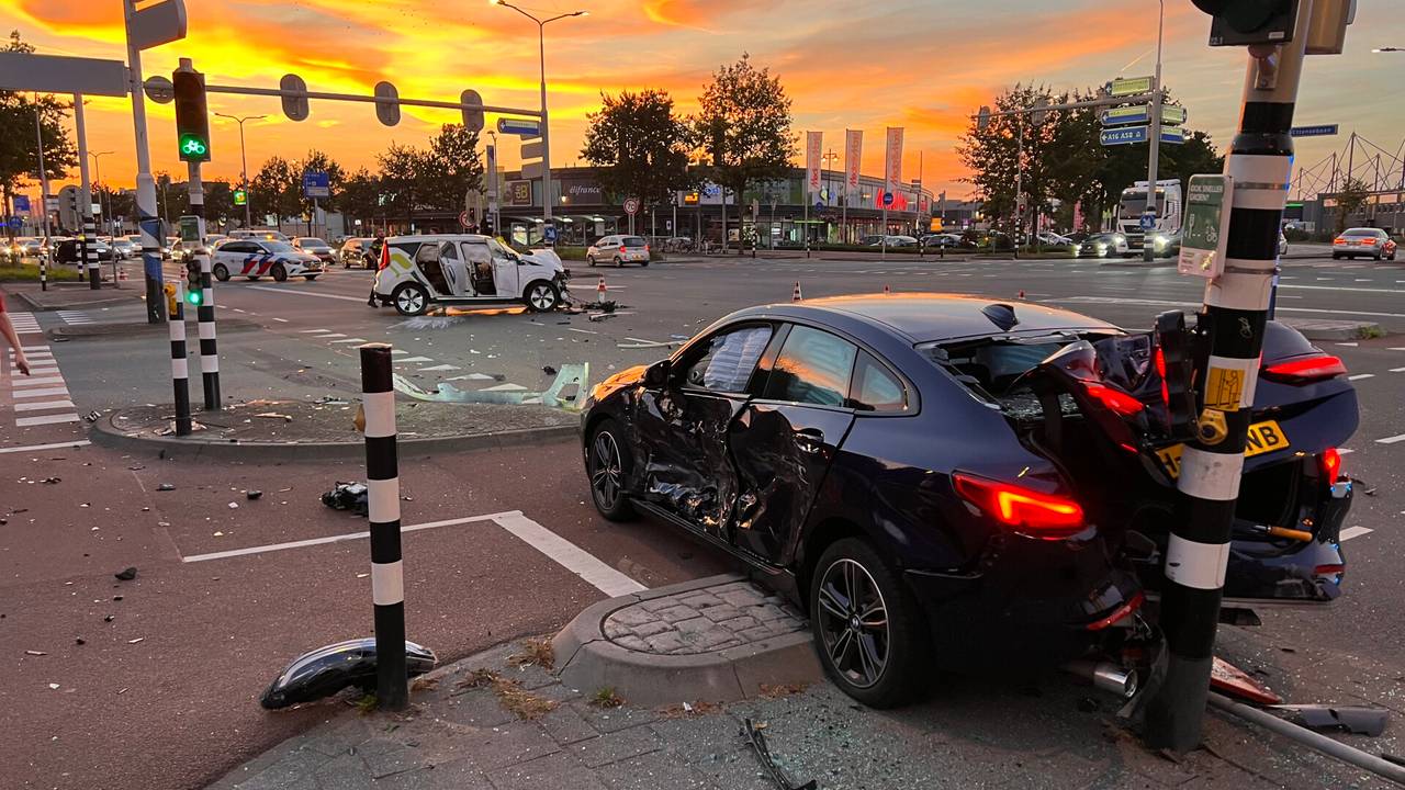 112-nieuws: ravage op kruispunt na botsing • steekpartij op schoolplein - Omroep Brabant