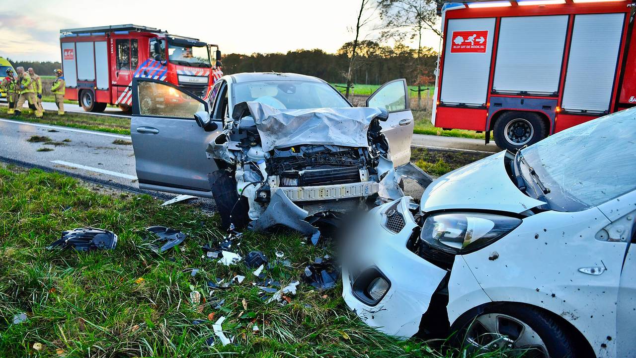 Vrouw (27) komt met auto op verkeerde weghelft en overlijdt na botsing - Omroep Brabant