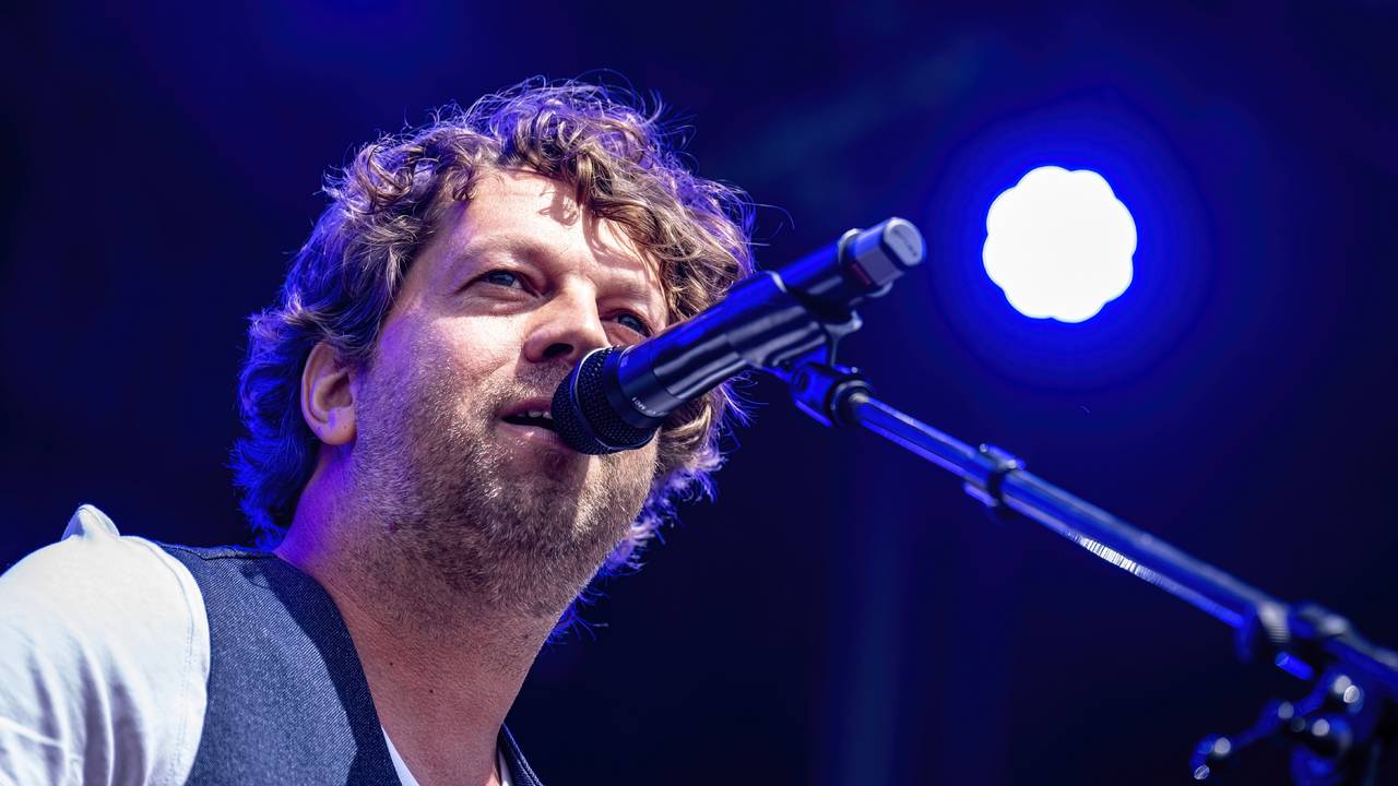 Abel maakt 24 jaar na hit 'Onderweg' comeback met nieuwe muziek ...