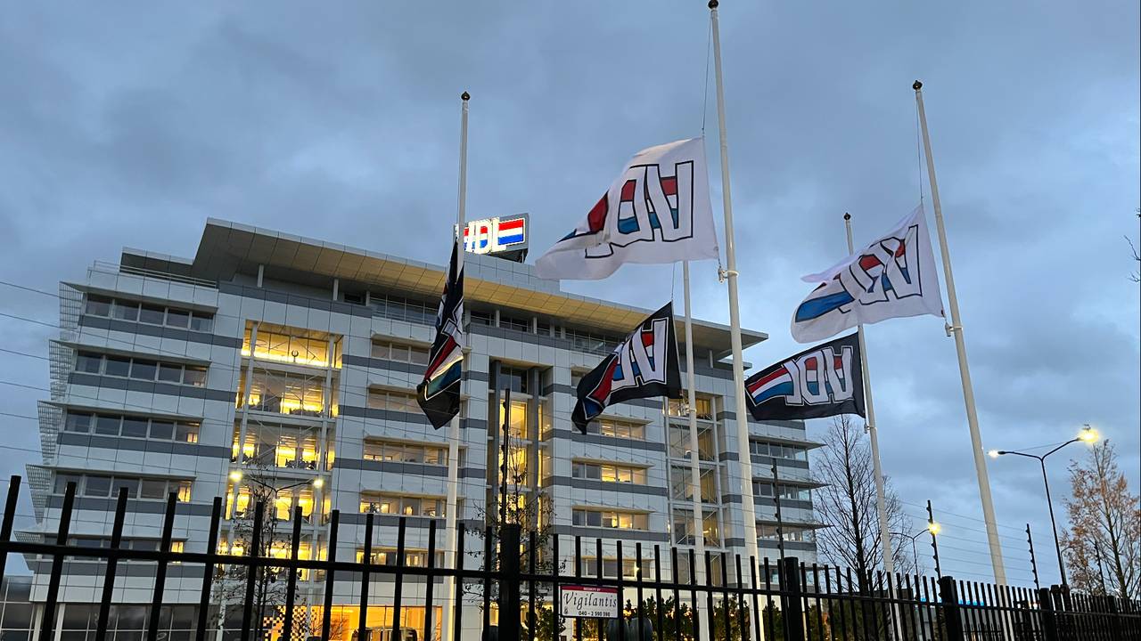 Vlag halfstok bij hoofdkantoor VDL na overlijden Wim van der Leegte ...