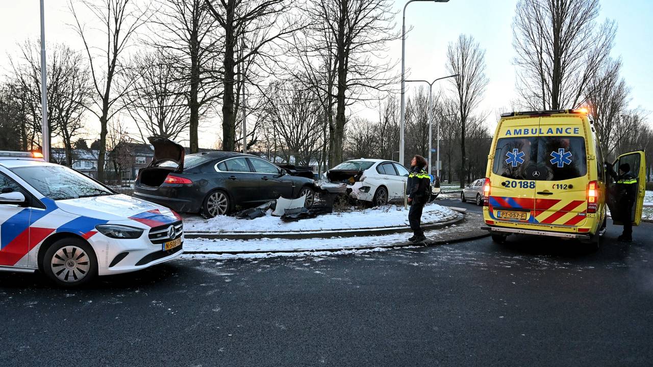 Drie gewonden en ravage op rotonde na botsing - Omroep Brabant