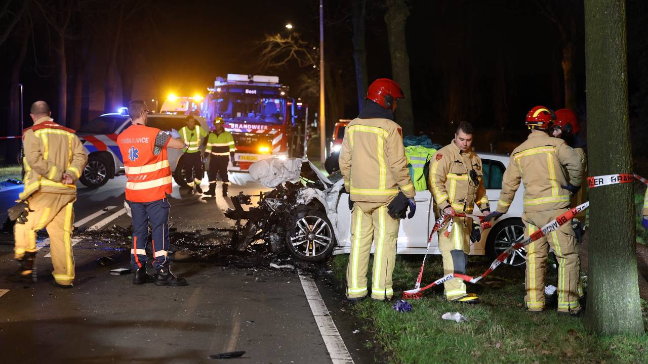 Vrouw overlijdt bij frontale botsing auto's, andere bestuurder gewond ...