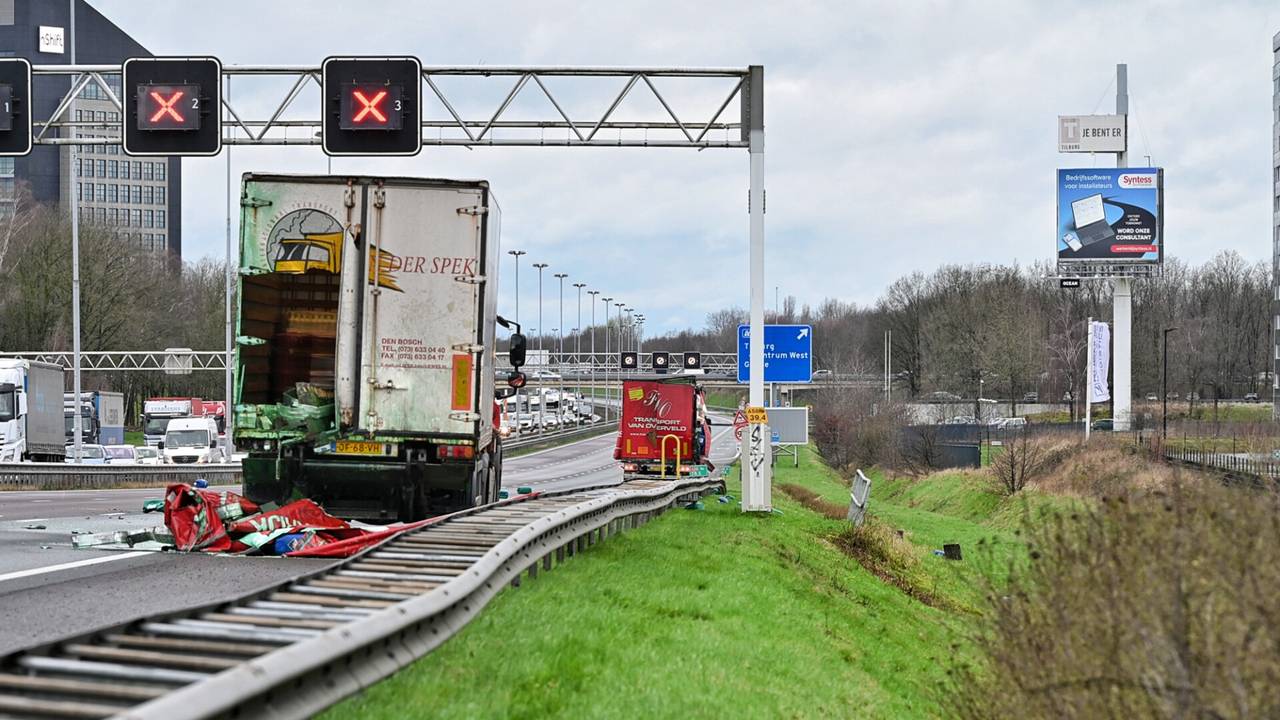 A58 tussen Tilburg en Breda was tot middernacht dicht: vaten op de weg - Omroep Brabant