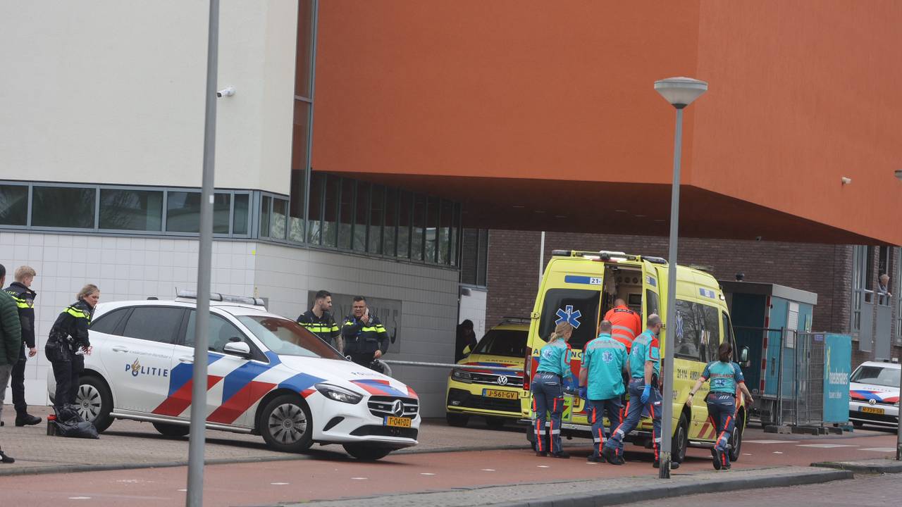 Kind (4) ontsnapt aan aandacht leraren en raakt zwaargewond in vijver ...