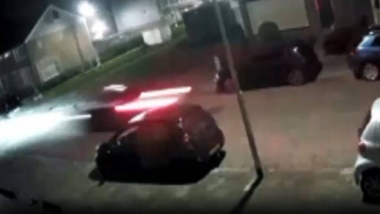 Enorme klap als auto dagbesteding binnenrijdt, bekijk hier de beelden ...