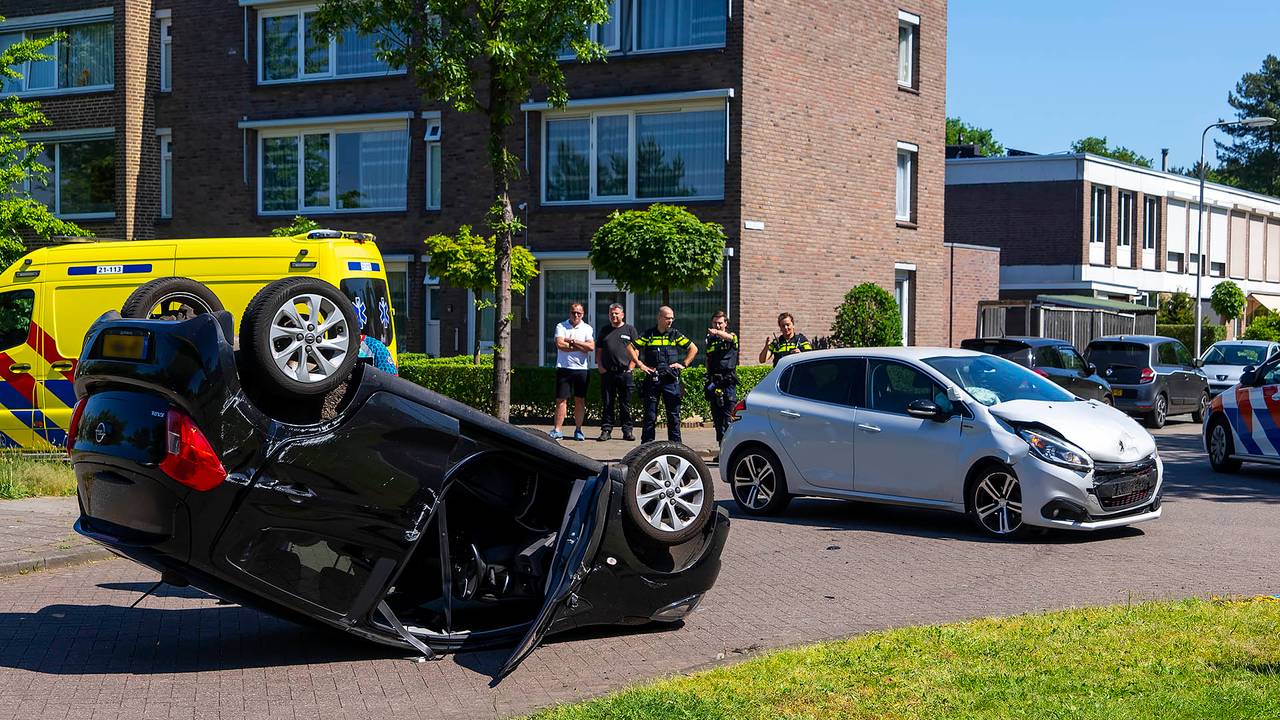 Auto op de kop in straat waar korte tijd geleden ook al ongeluk was ...