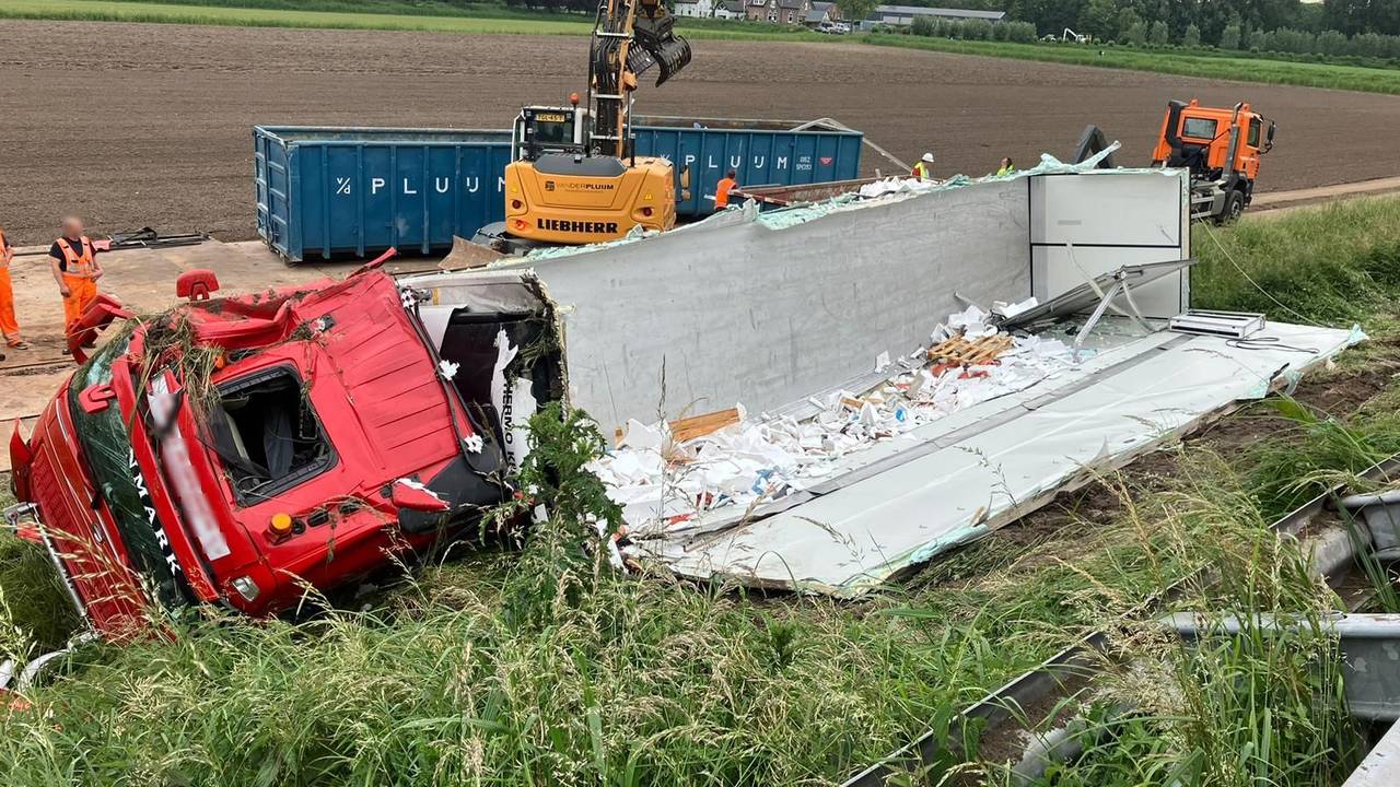112-nieuws: A27 dicht door 'zalmvrachtauto' • veel schade na botsing - Omroep Brabant