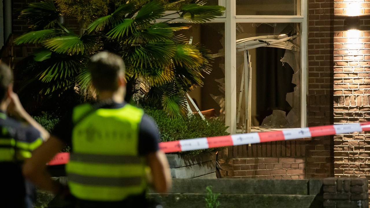 Explosies vernielen voordeur en raam, glasscherven liggen in de tuin ...