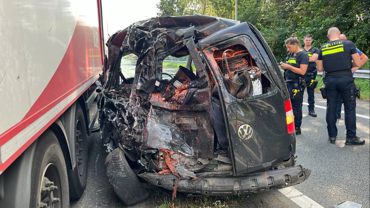 A27 bezaaid met brokstukken na ongeluk: twee mannen gewond - Omroep Brabant