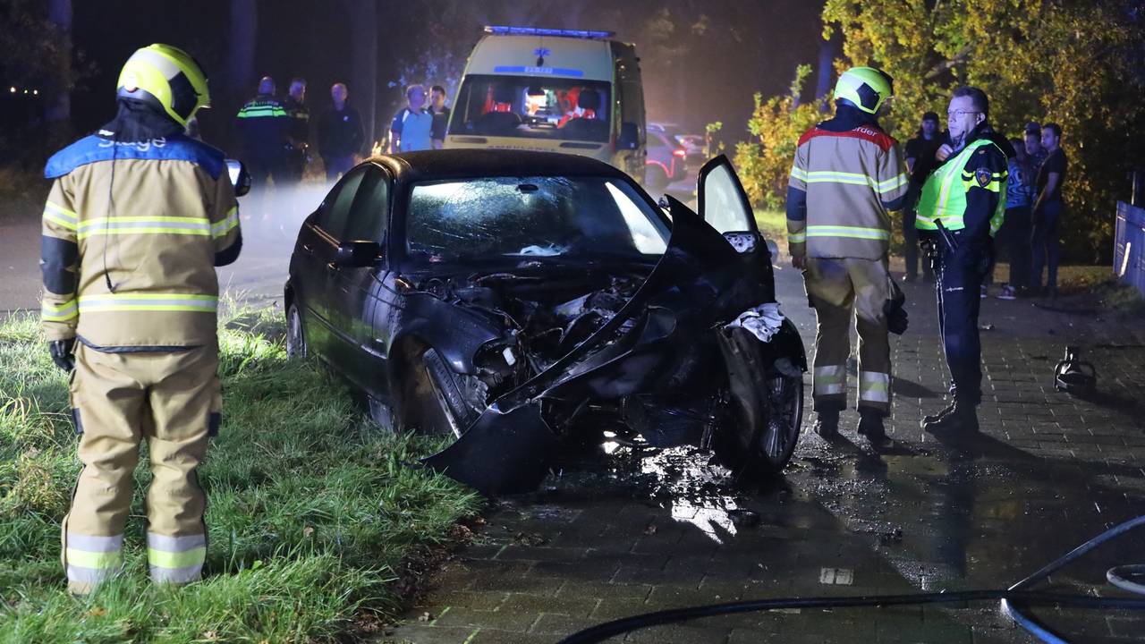 Automobilist gewond na botsing tegen boom - Omroep Brabant