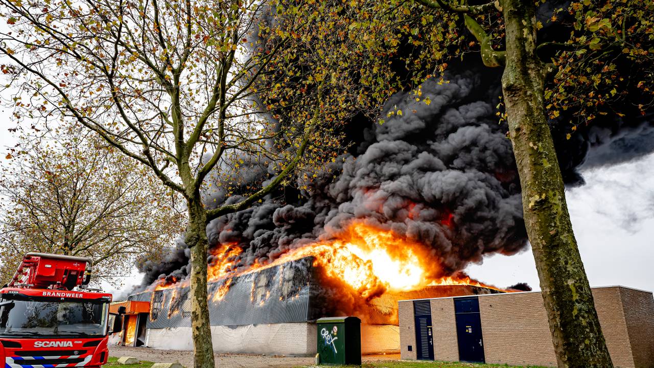 Zeer grote brand in loods met plastic flessen, rook in wijde omtrek te ...